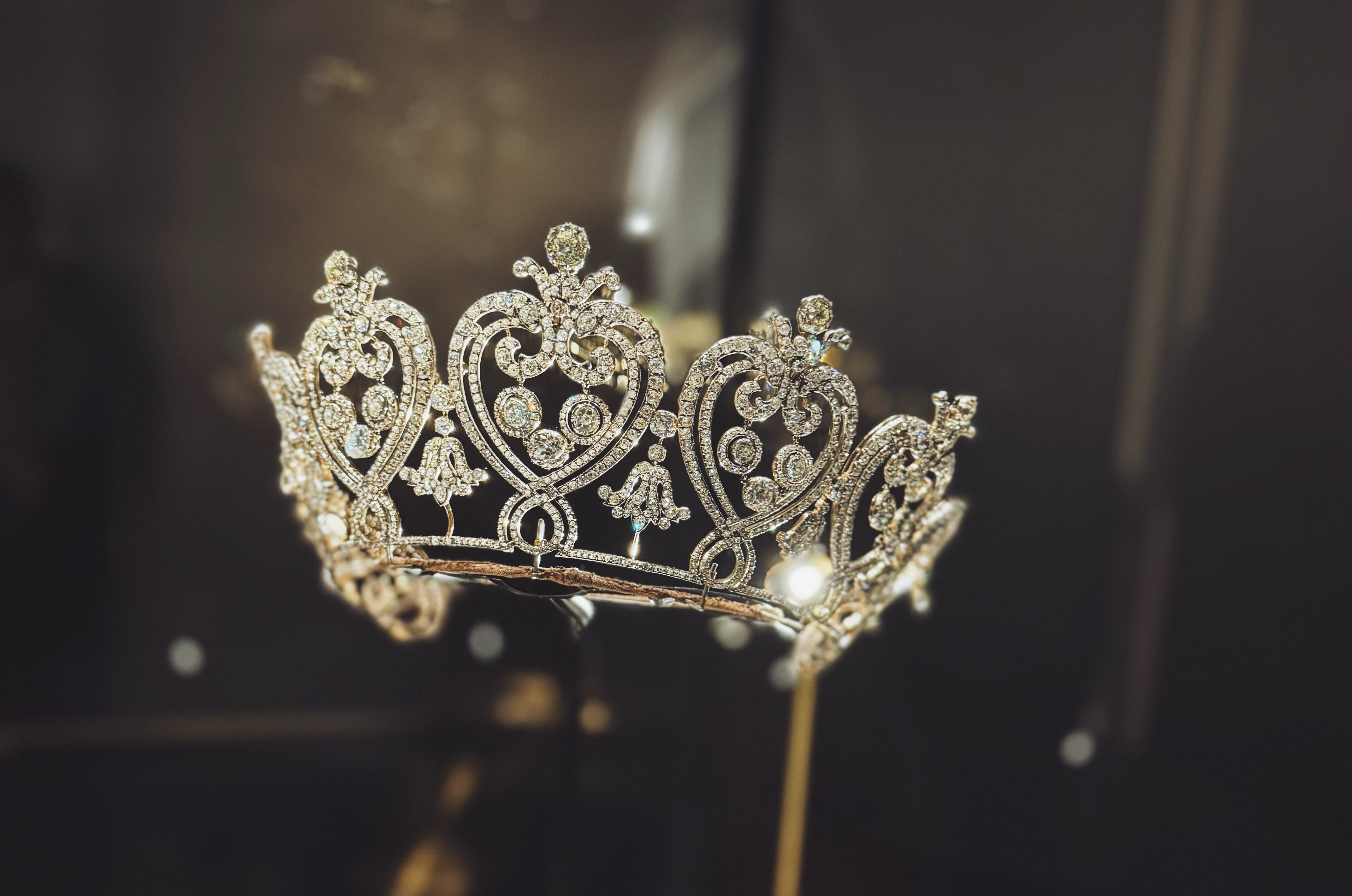 Cartier’s Tiaras Illuminate London’s V&A Museum With Its Timeless ...